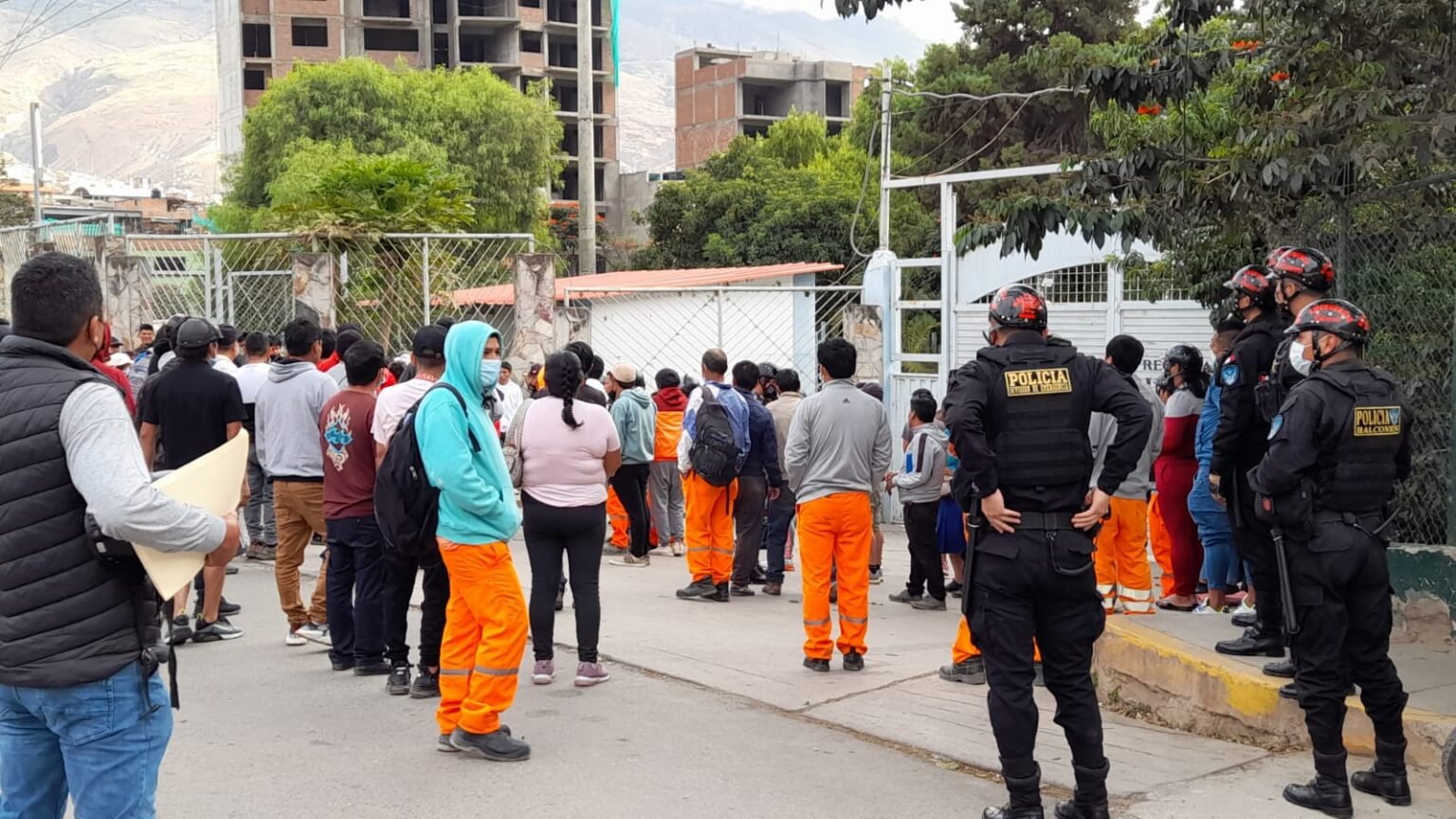 Obreros De Construcción Civil Protestan Por Paralización De Obras Tu